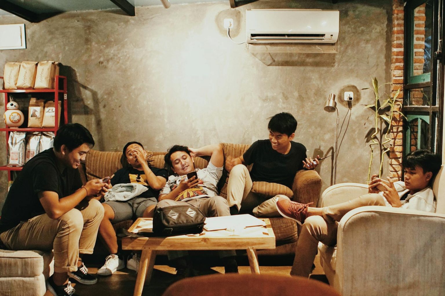 50 Free or Cheap Ways to Hang Out With Friends